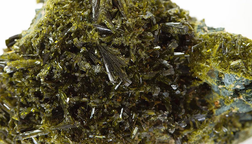 Epidote Meaning Properties Benefits Uses - Aurora Gems The Crystal ...