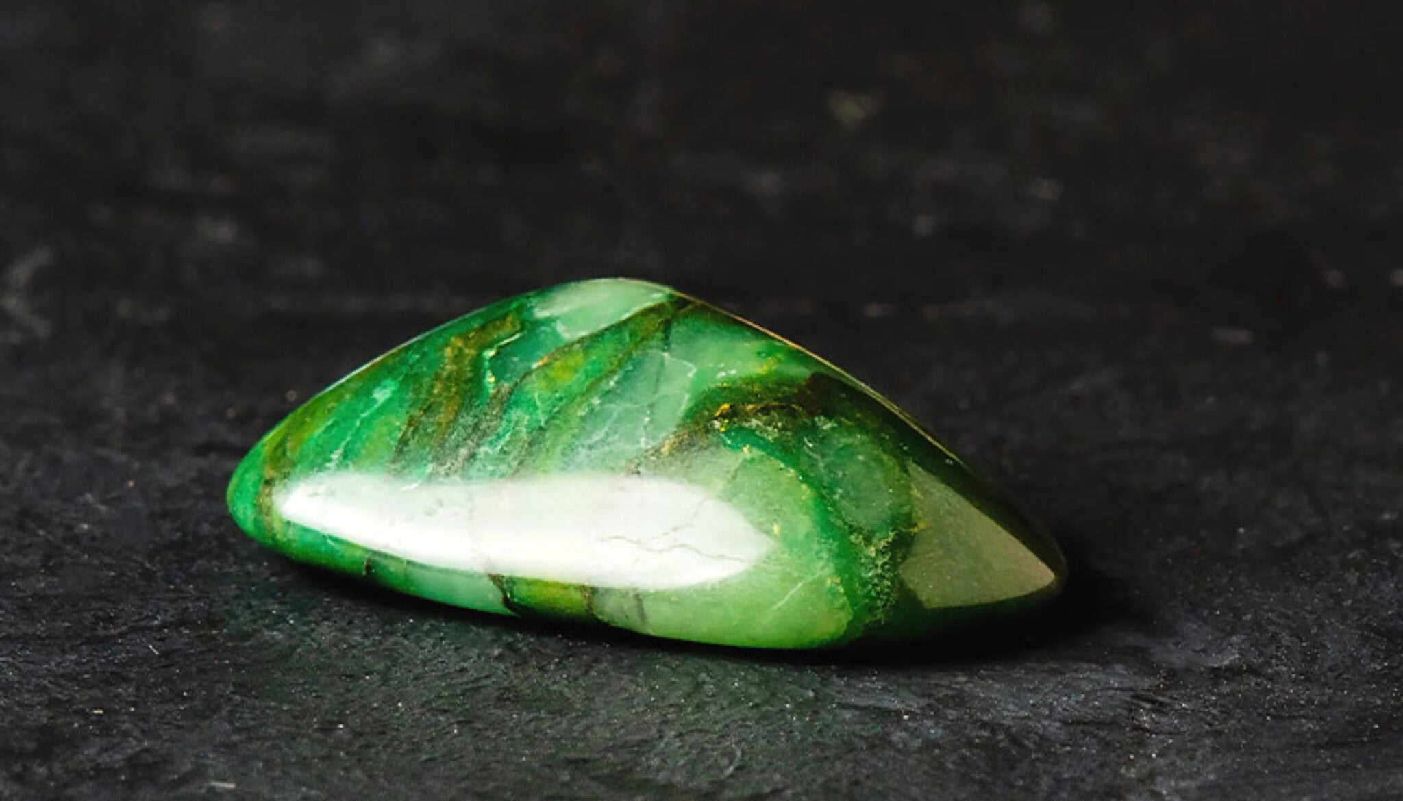 Green Jade Meaning Properties Benefits Uses - Aurora Gems The Crystal ...