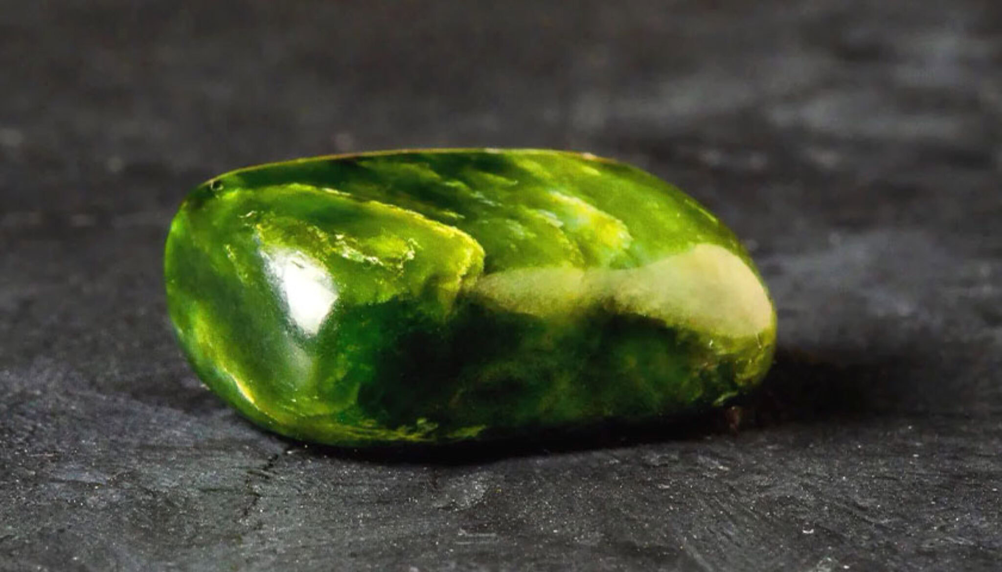 Green Jade Meaning Properties Benefits Uses - Aurora Gems The Crystal ...