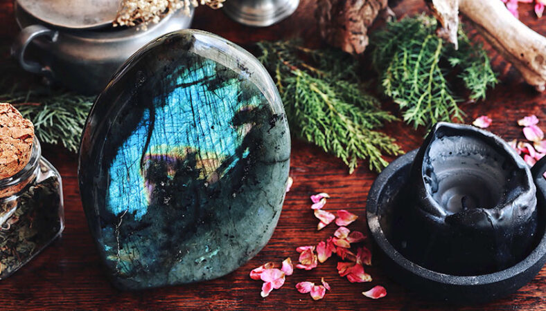 Labradorite Meaning Properties Benefits Uses - Aurora Gems The Crystal ...