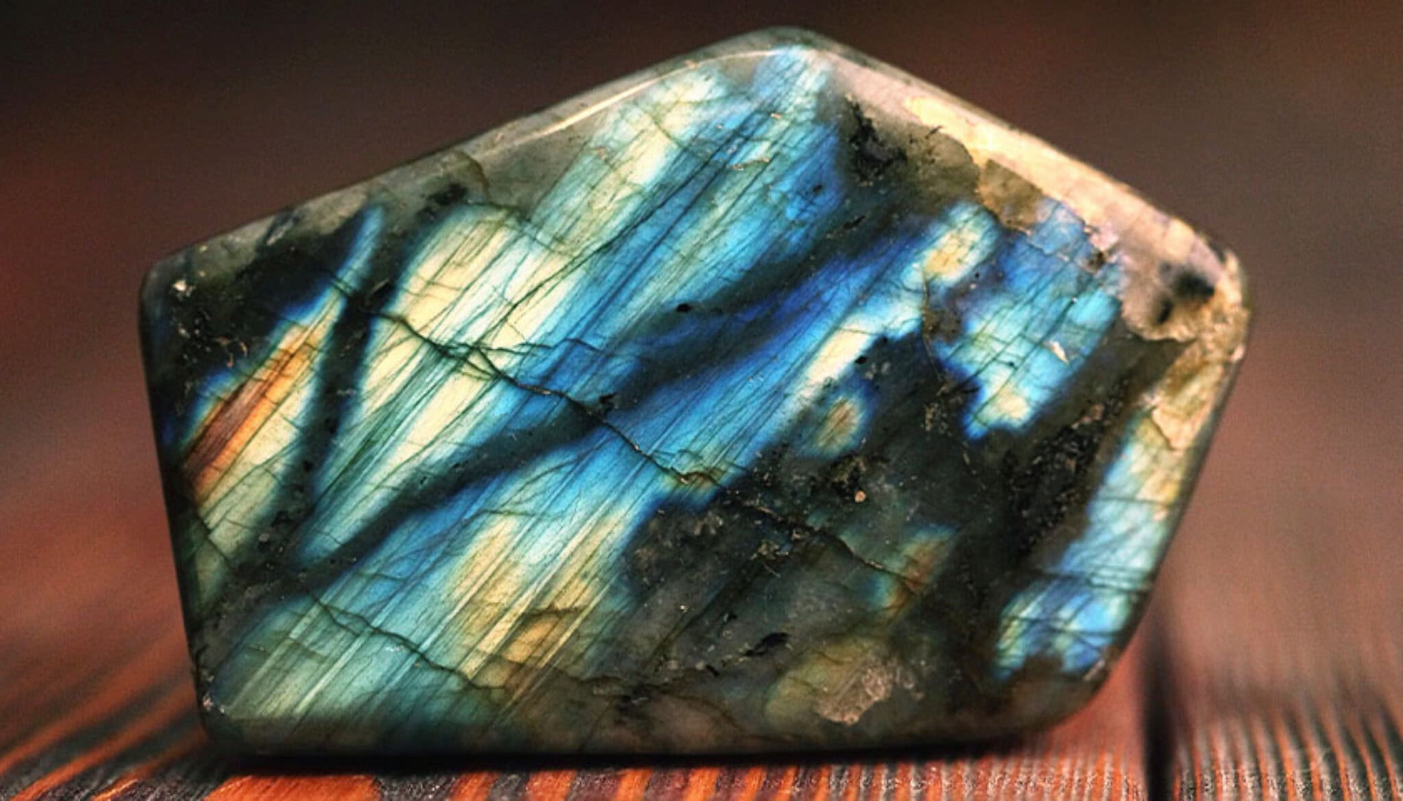 Labradorite Meaning Properties Benefits Uses - Aurora Gems The Crystal ...