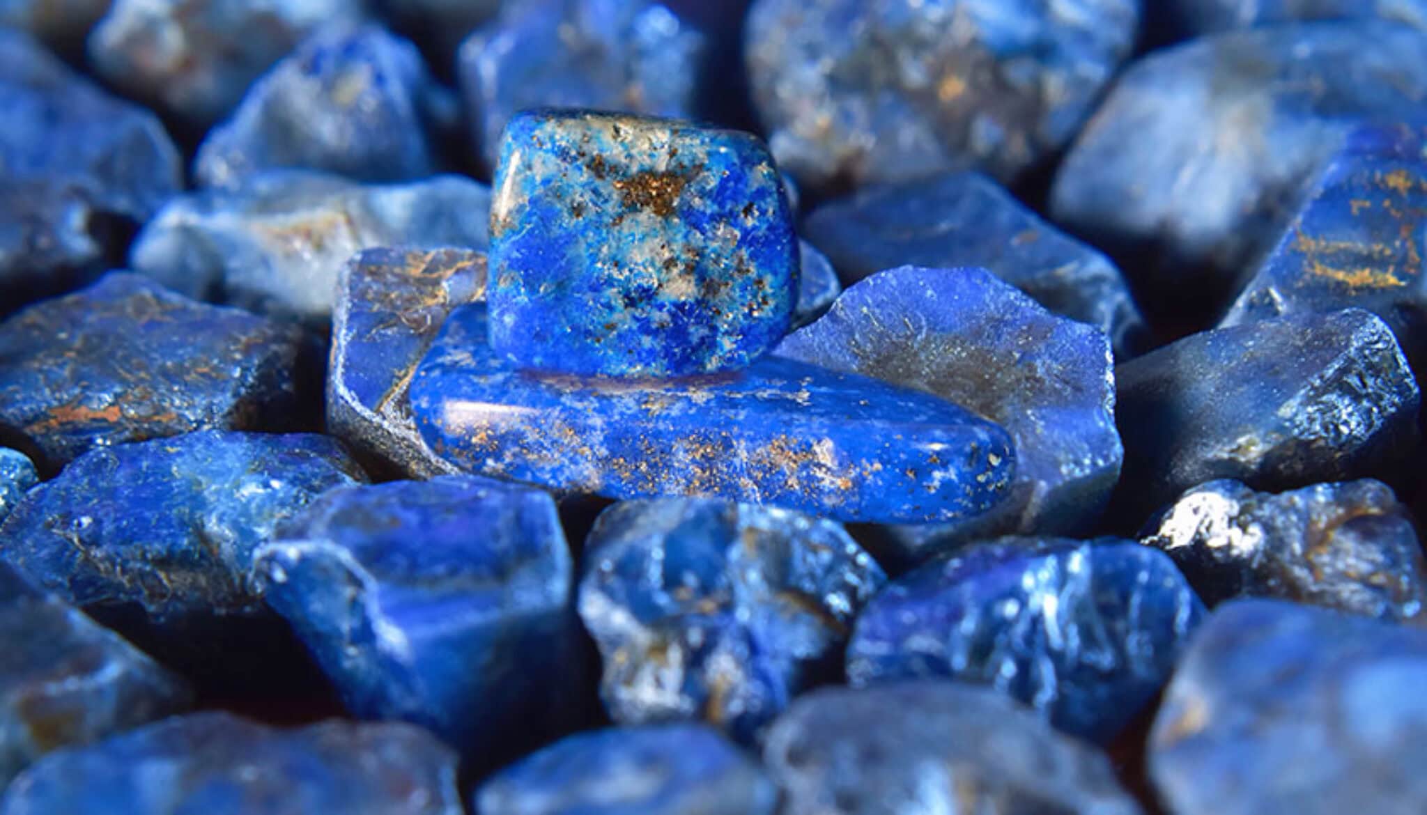 Lapis lazuli Meaning Properties Benefits Uses - Aurora Gems The Crystal ...