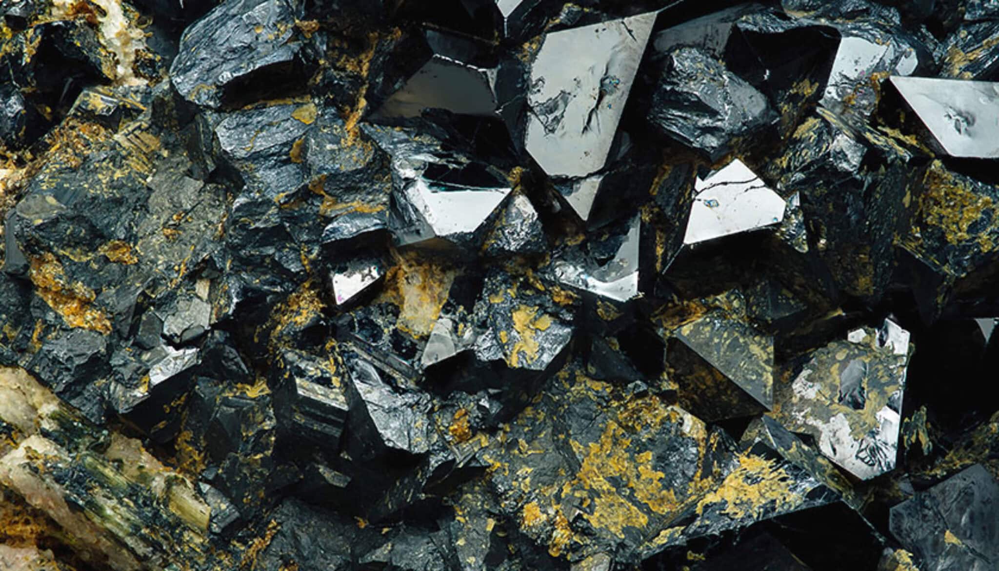 Magnetite Meaning Properties Benefits Uses - Aurora Gems The Crystal ...
