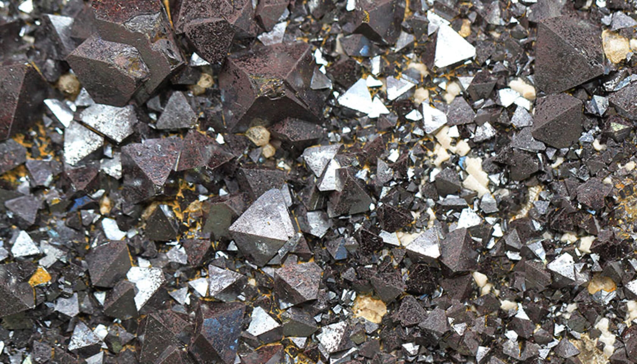 Magnetite Meaning Properties Benefits Uses - Aurora Gems The Crystal ...