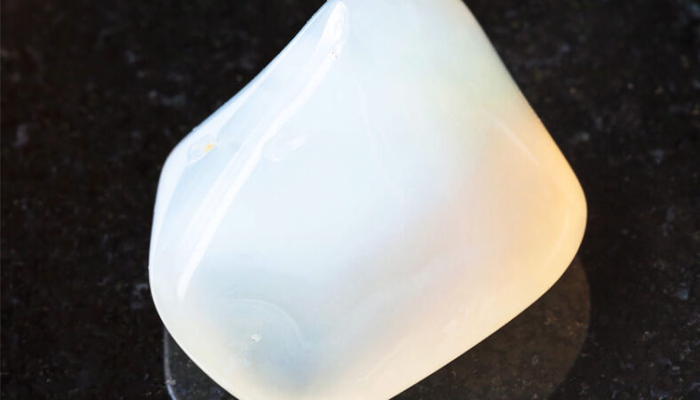 White Agate Meaning Properties Benefits Uses - Aurora Gems The Crystal ...