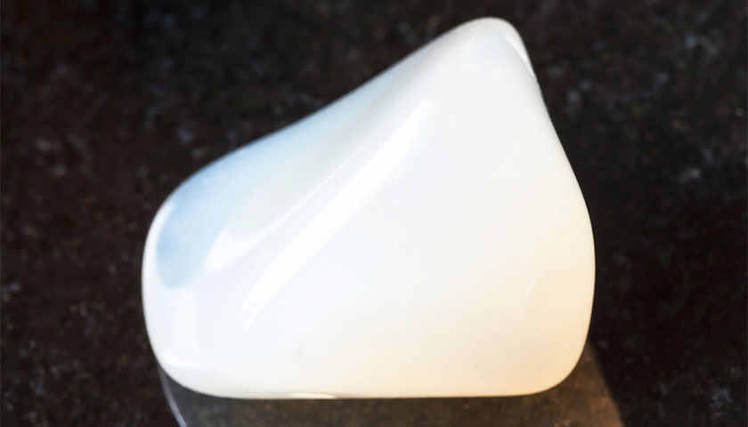 White Agate Meaning Properties Benefits Uses - Aurora Gems The Crystal ...